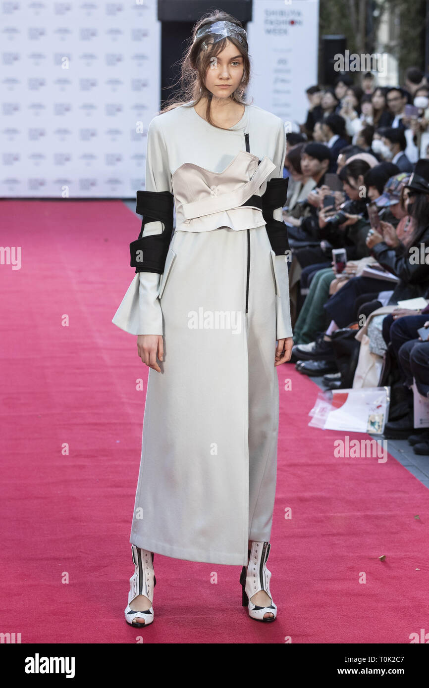 Tokyo, Japan. 21st Mar, 2019. A model wearing fashion brand ''SHIROMA ...