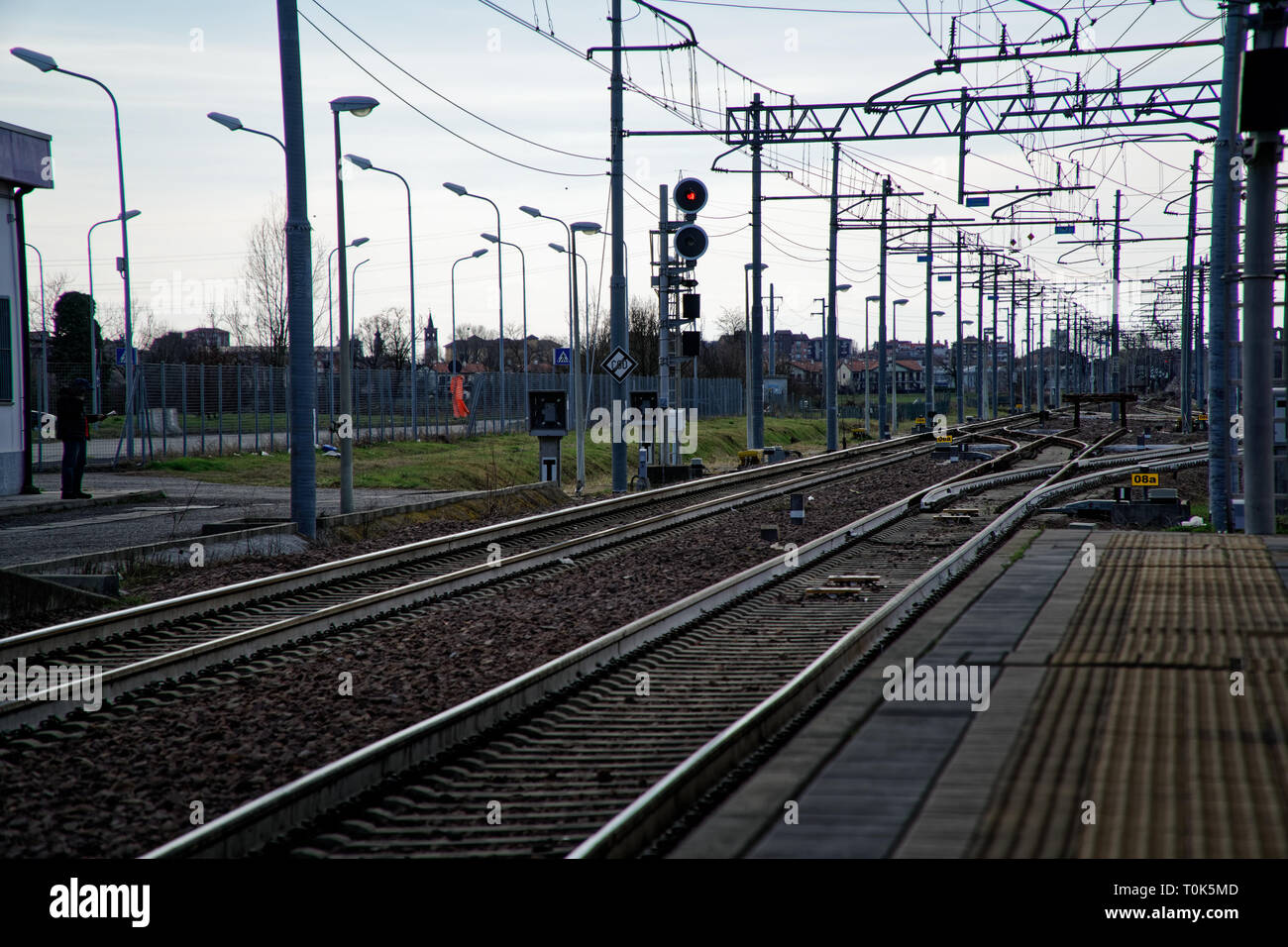 Deserted platform hi-res stock photography and images - Alamy