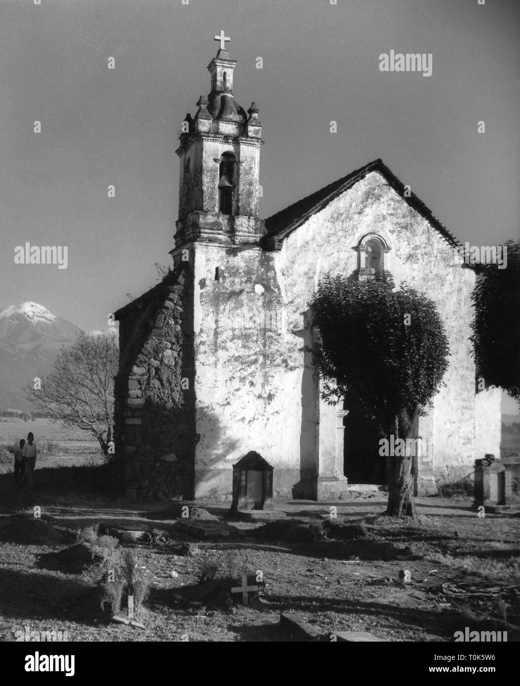 Mexico 1950s church hi-res stock photography and images - Alamy