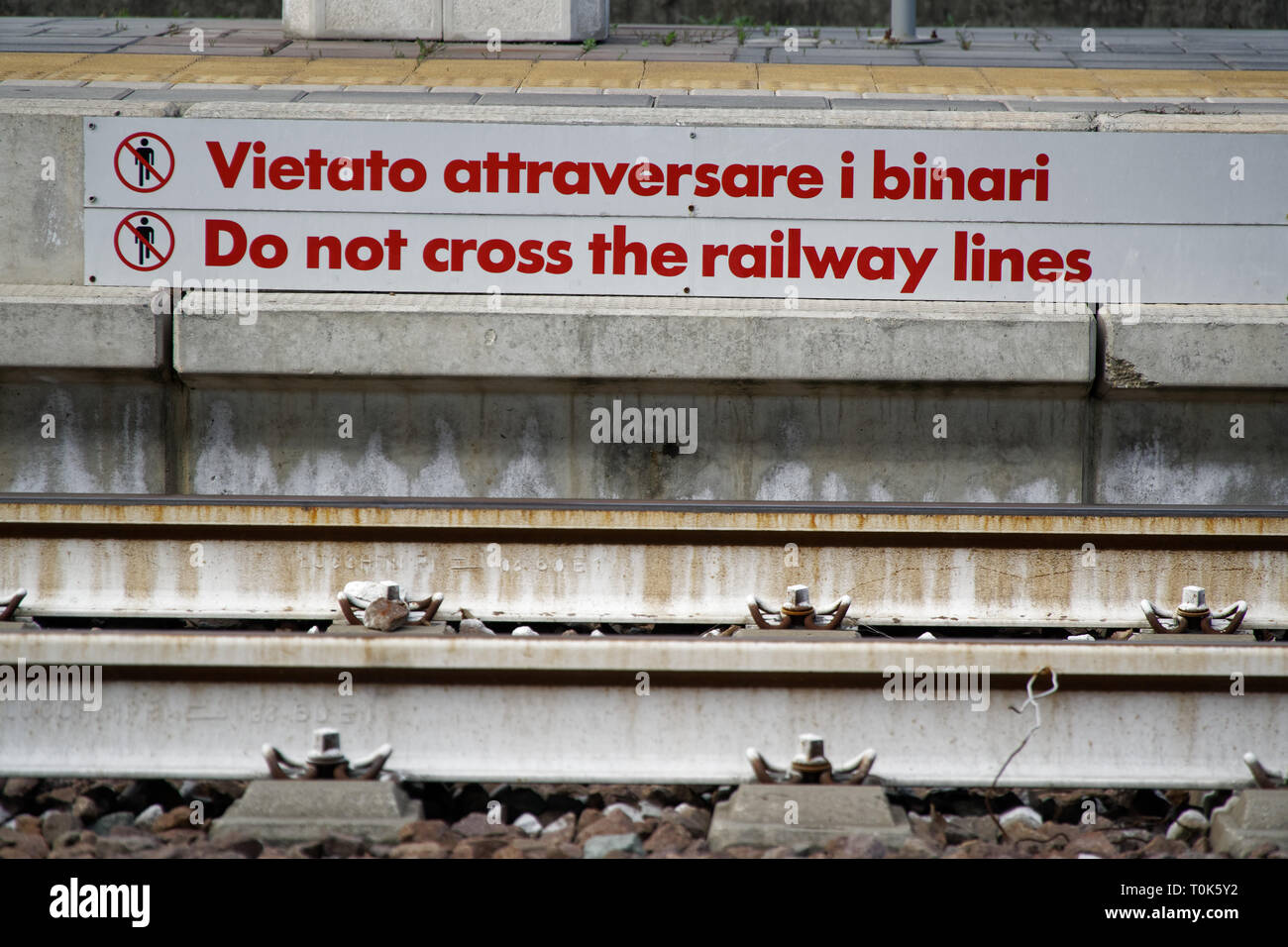 Do not cross the railway lines - Warning sign in train station Stock ...