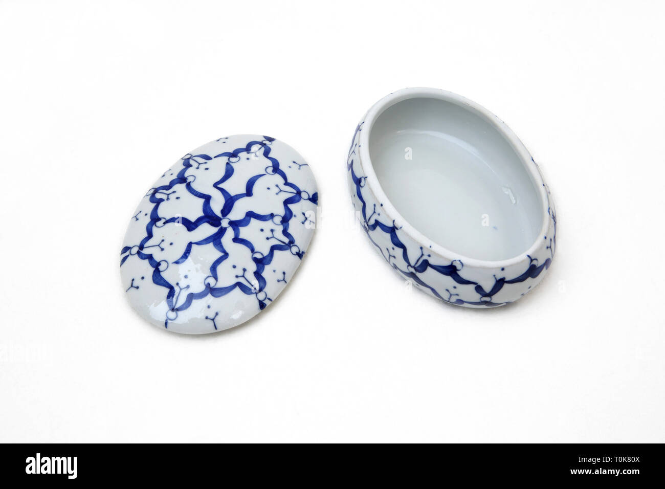 Porcelain Bon Bon Dish with Lid Stock Photo - Alamy
