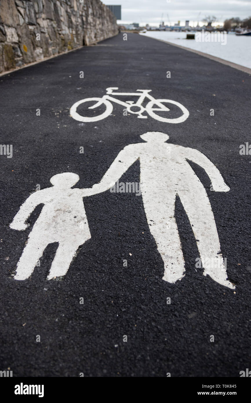 Cycle path sign hi-res stock photography and images - Alamy