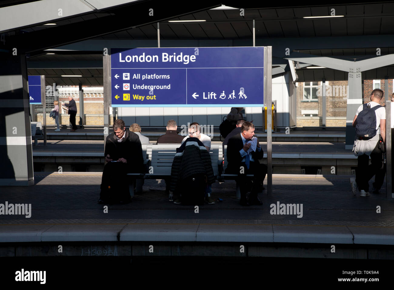 Commuters london bridge station hi-res stock photography and images - Alamy