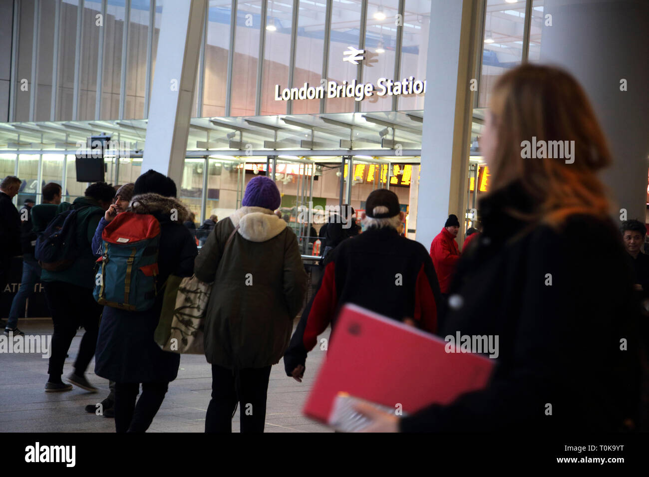 Southwark London England London Bridge Station Crowd at Entrance Stock ...