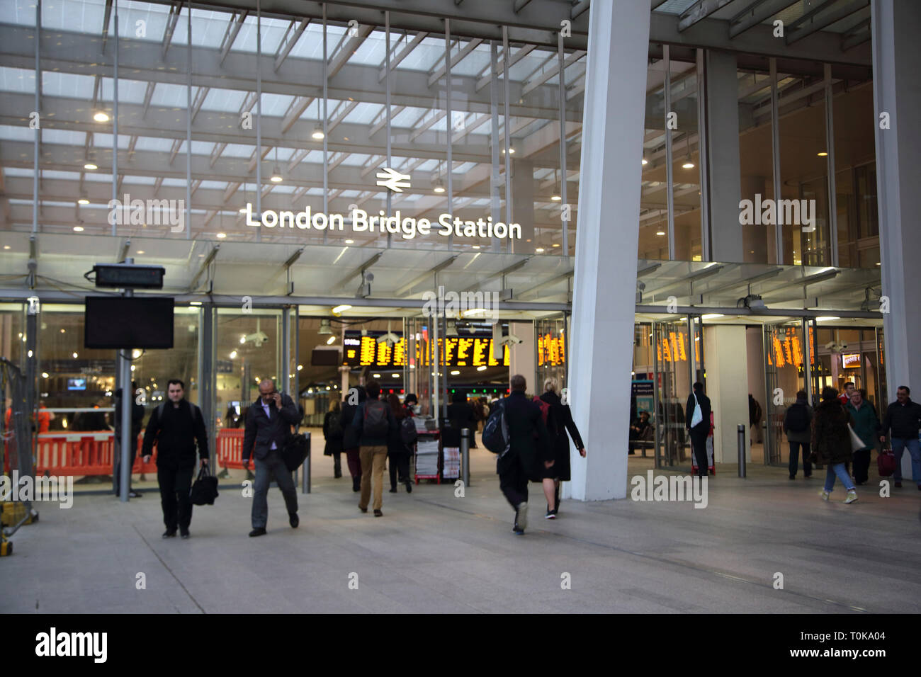 London bridge station entrance hi-res stock photography and images - Alamy
