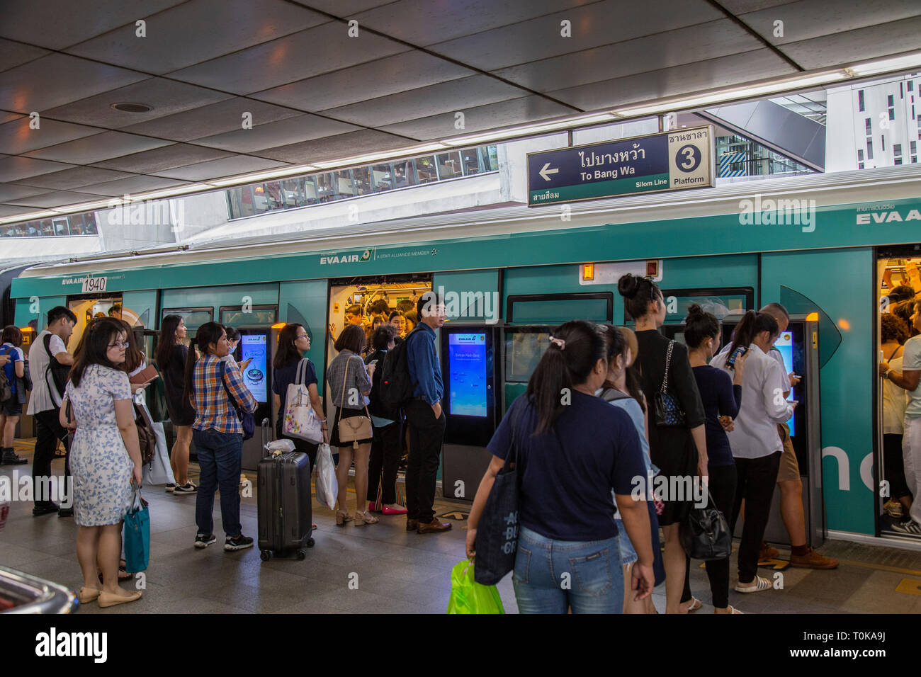 People entering skytrain bangkok hi-res stock photography and images ...