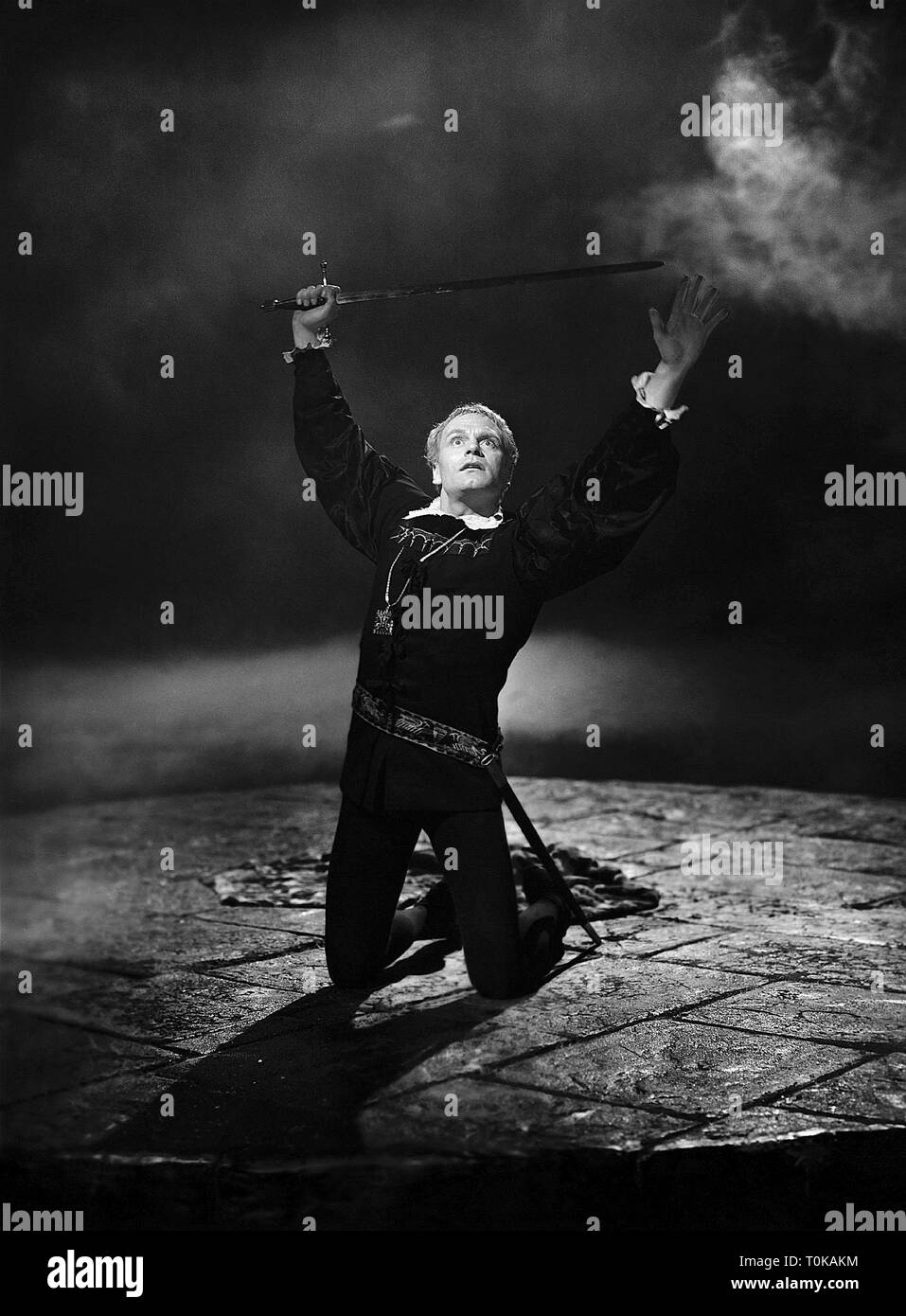 Hamlet 1948 laurence olivier hi-res stock photography and images - Alamy