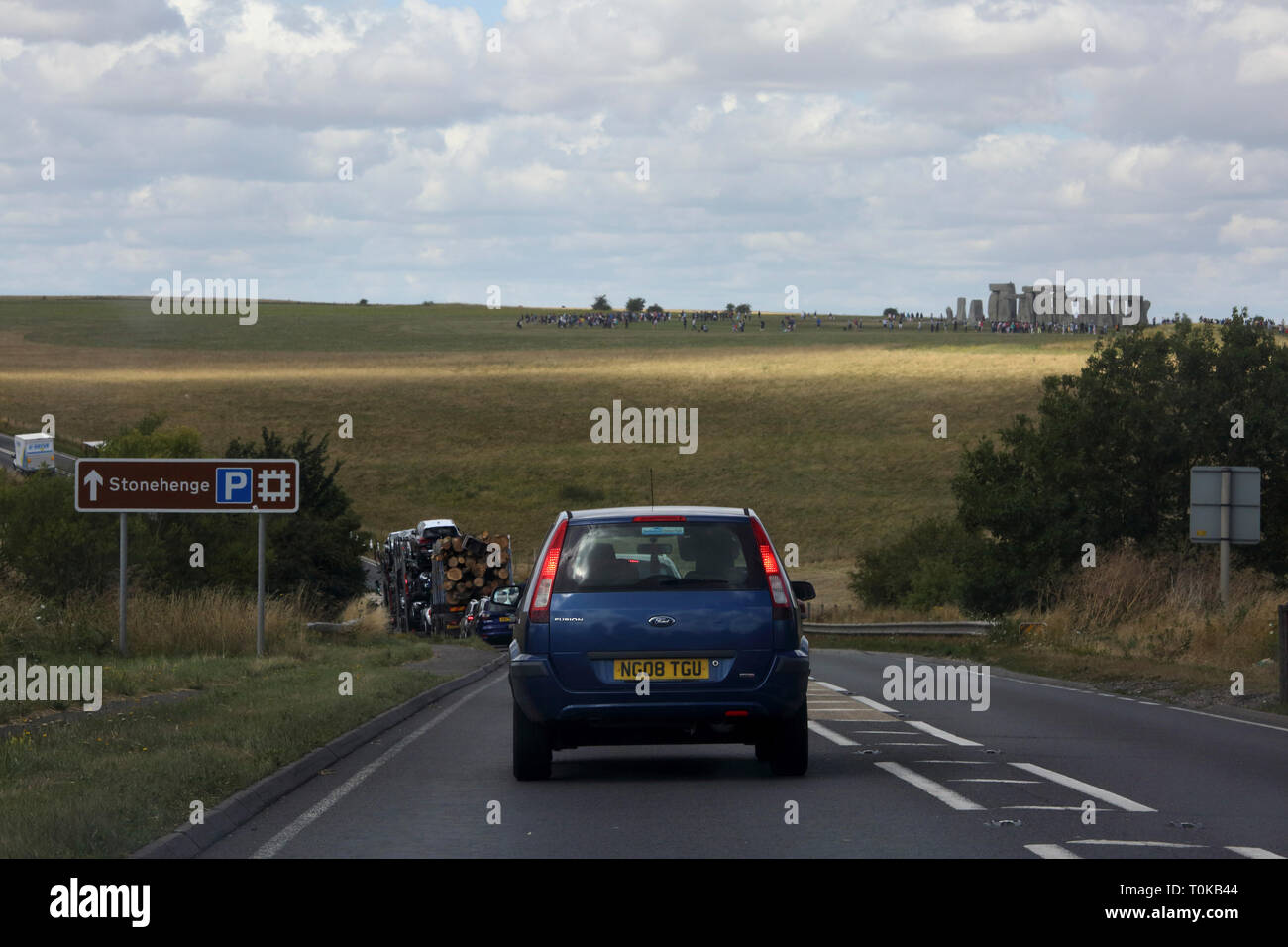 Salisbury Wiltshire England A303 Cars driving past Stonehenge Stock ...