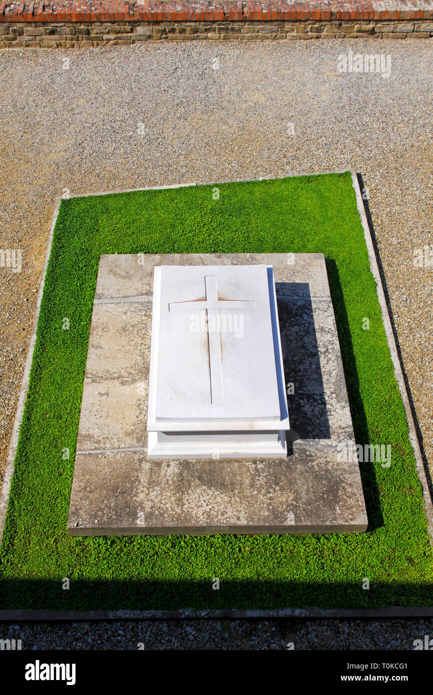 White marble grave stone at memorial cemetery Stock Photo - Alamy