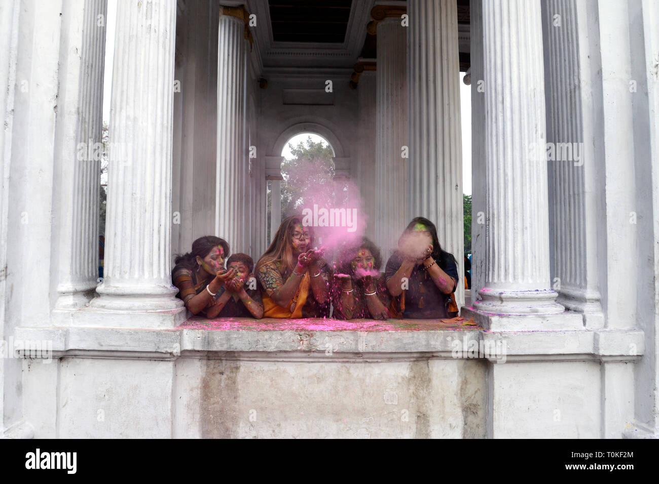 Kolkata, India. 20th Mar, 2019. Indian women play with gulal or abeer ...