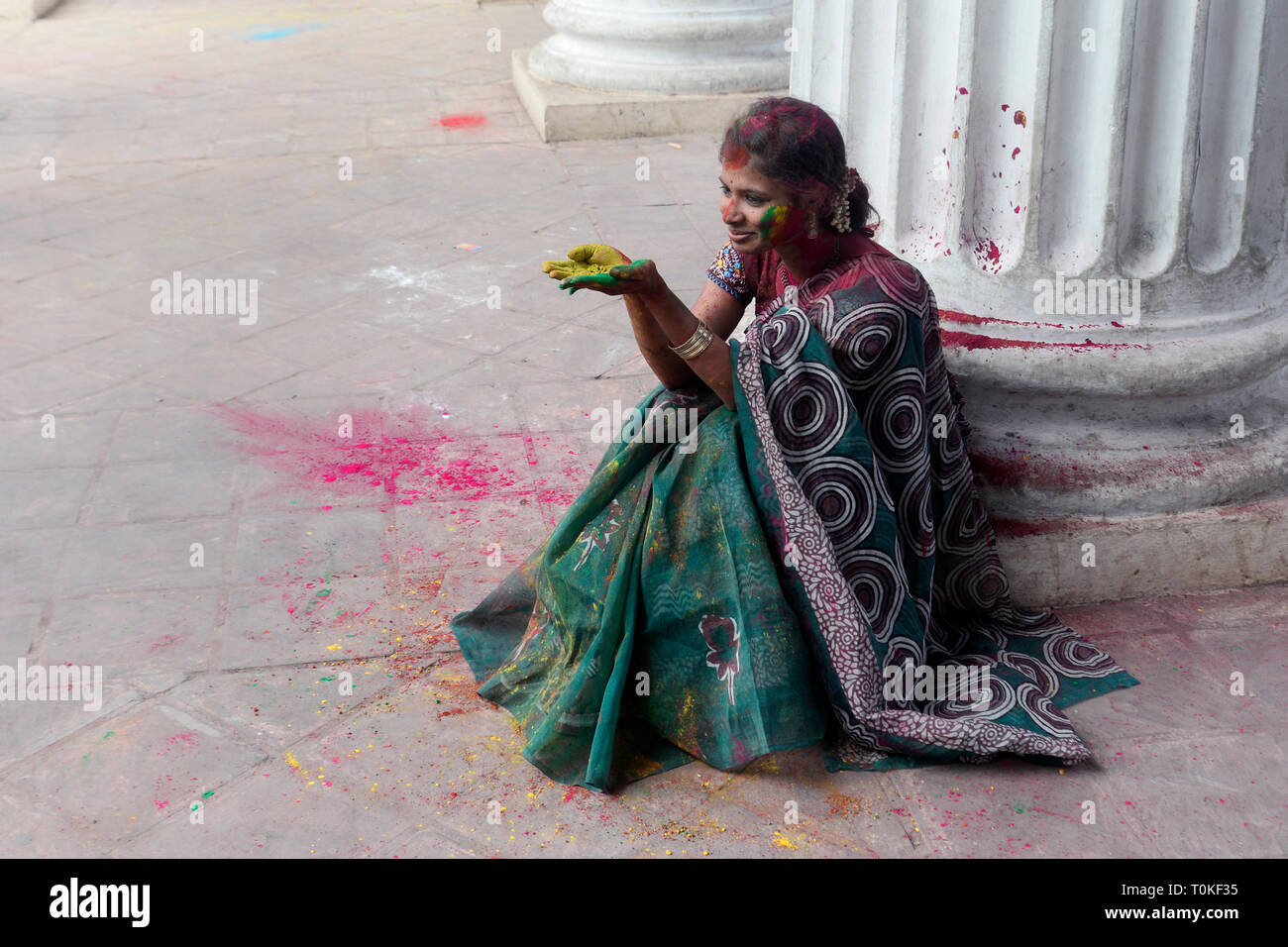 Kolkata, India. 20th Mar, 2019. Indian women play with gulal or abeer ...