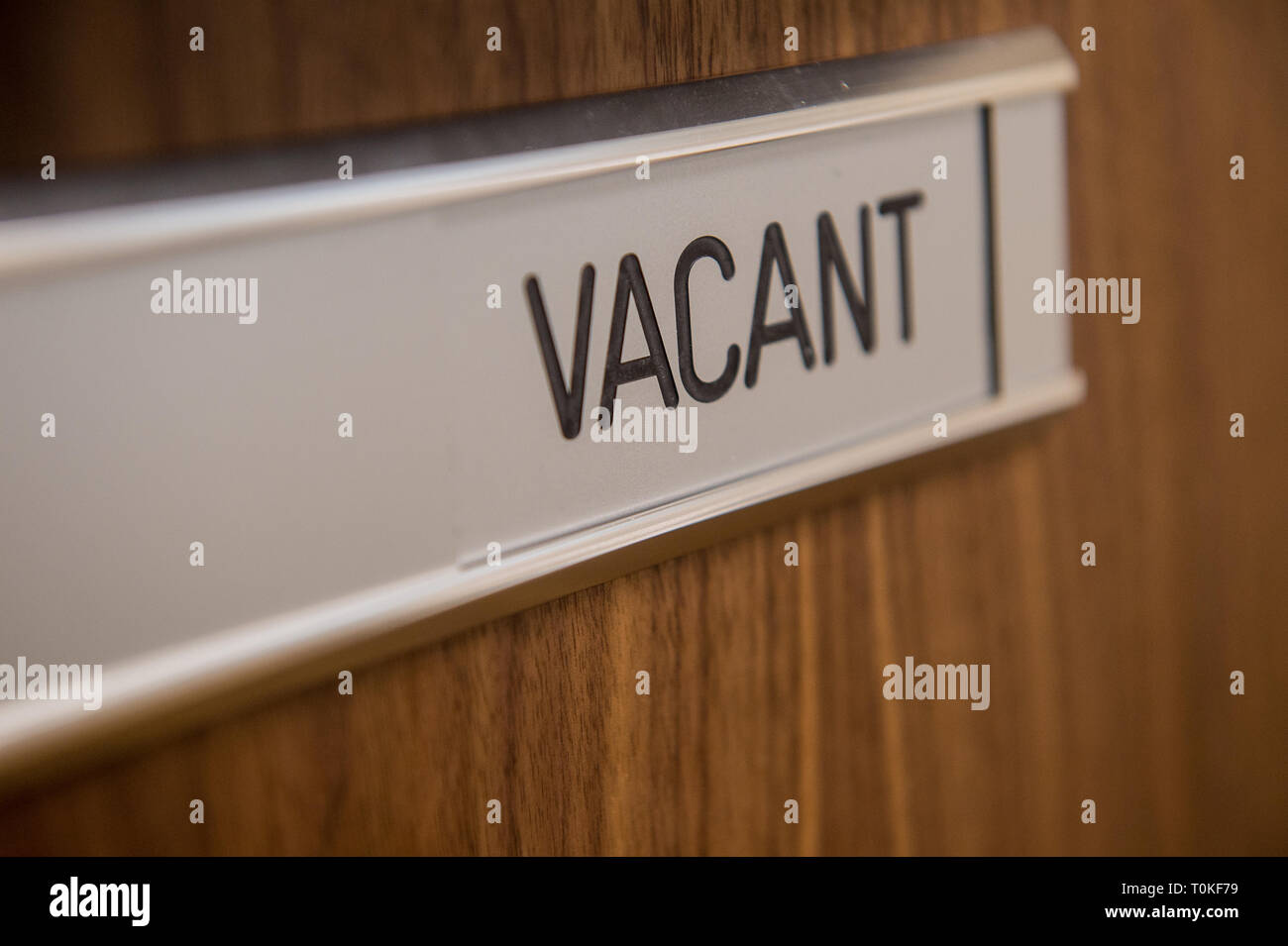 Sliding sign reading ' vacant' Stock Photo - Alamy