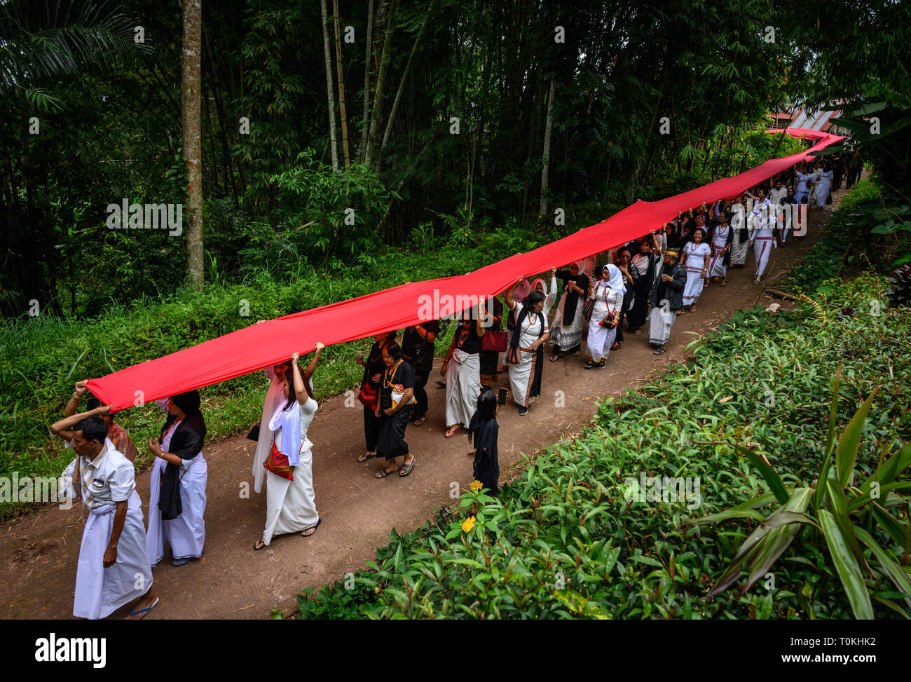 Residents are seen pulling red cloth during the Rambu Solo ritual in ...