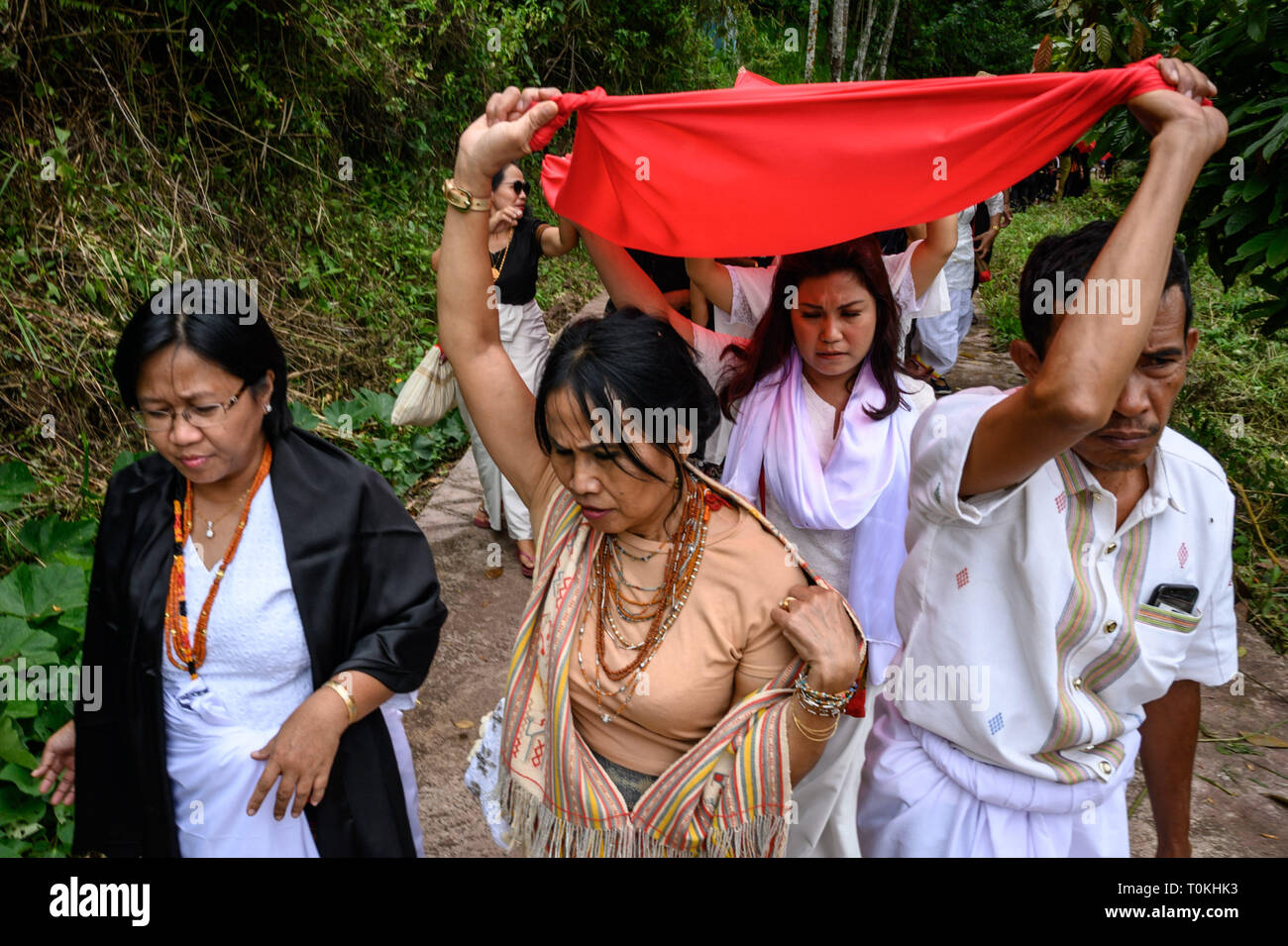 Residents are seen pulling red cloth during the Rambu Solo ritual in ...