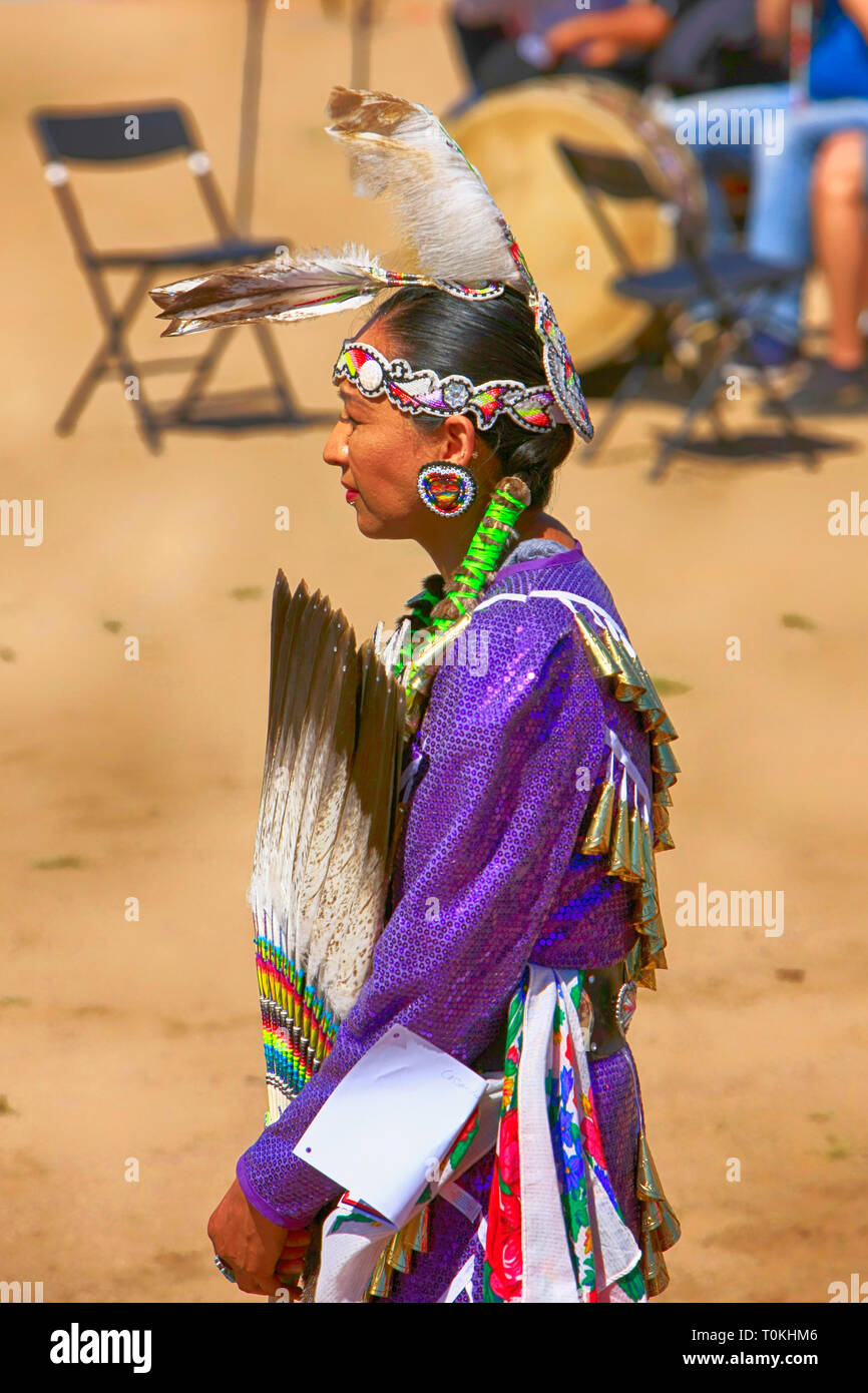 Native regalia traditional dress clothing hi-res stock photography and ...