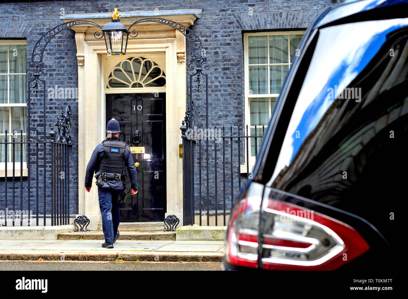 Number 10 Downing Street Police High Resolution Stock Photography and ...