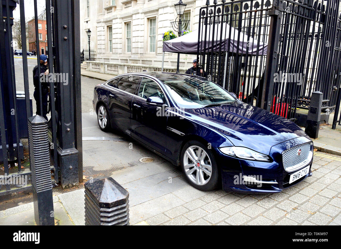 Downing street gates hi-res stock photography and images - Alamy