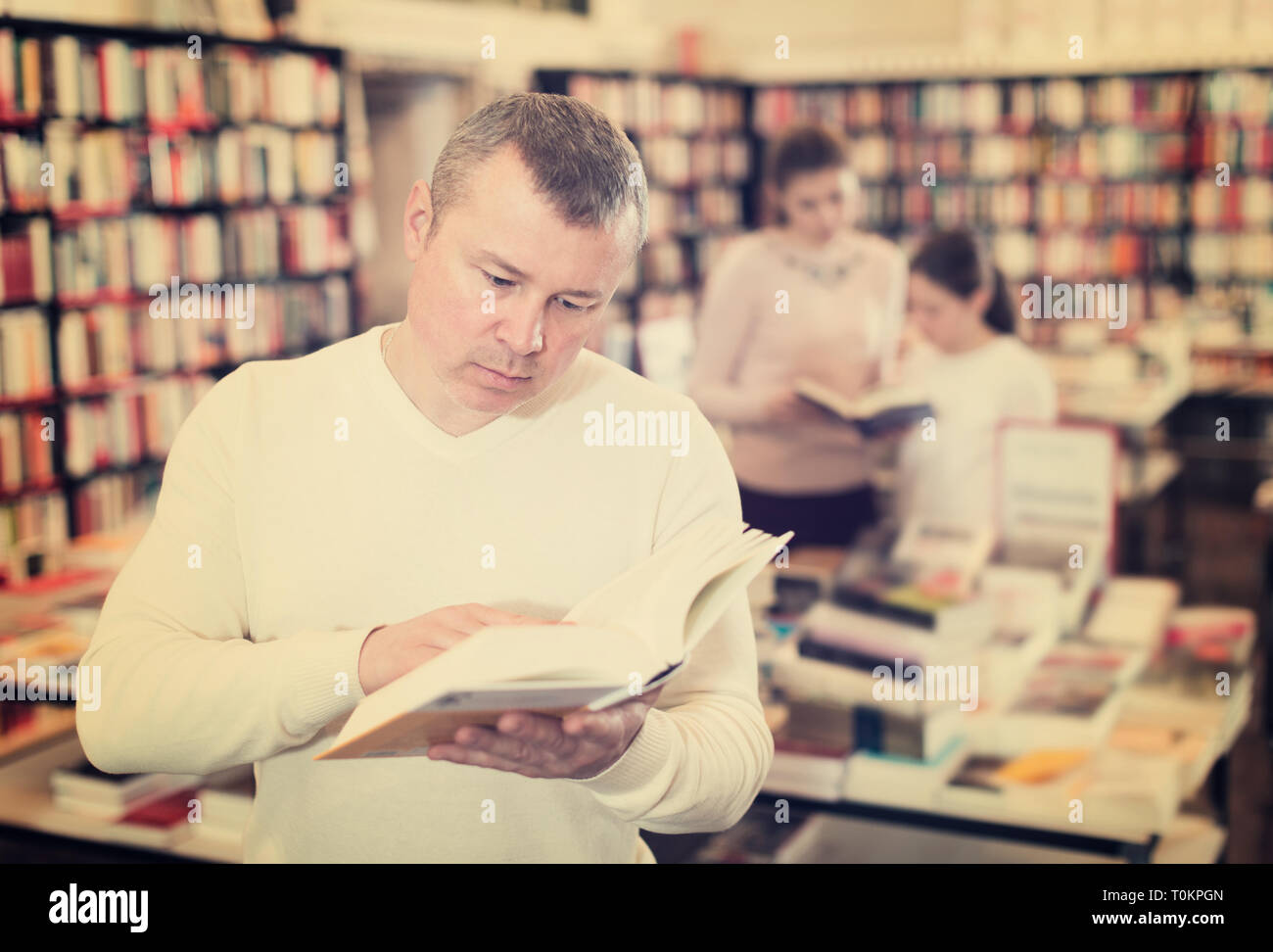Guy looking interesting books hi-res stock photography and images - Alamy