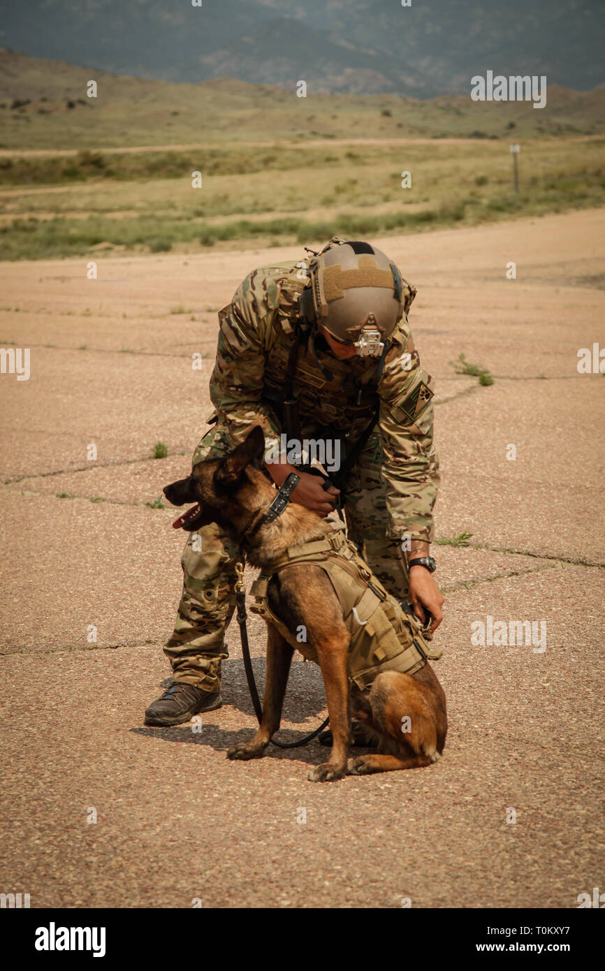 A U.S. Army Green Beret, assigned to 10th Special Forces Group ...