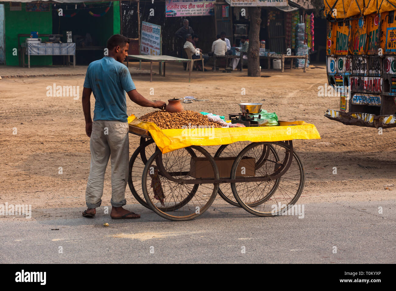 Street fruit vendor india cart hi-res stock photography and images - Alamy