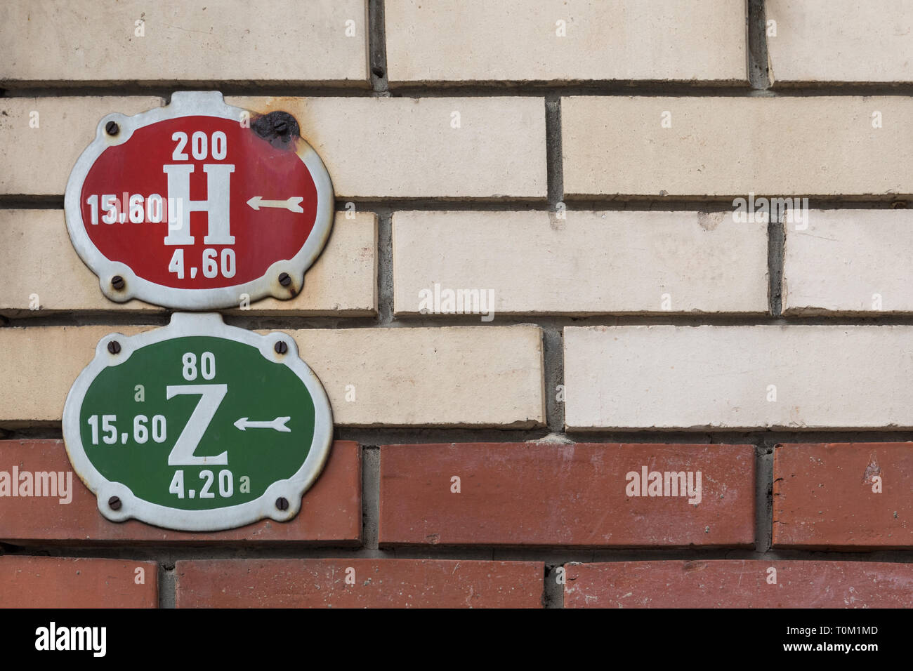 Fire hydrant sign hi-res stock photography and images - Alamy