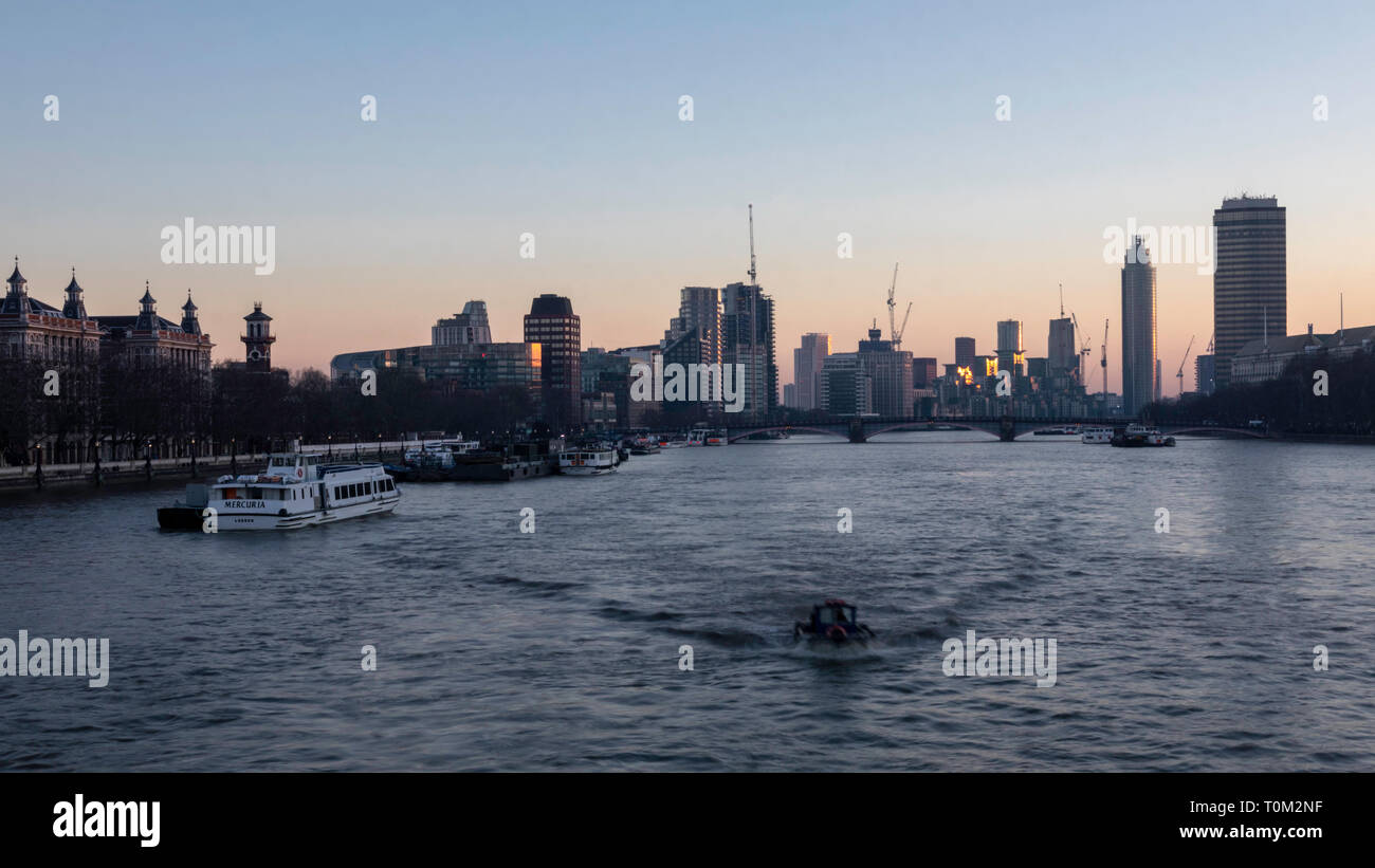 London sunset boat hi-res stock photography and images - Alamy