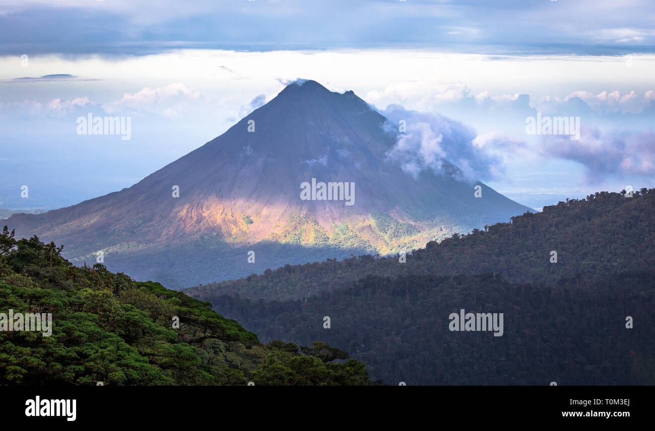 Volcan arenal hi-res stock photography and images - Alamy