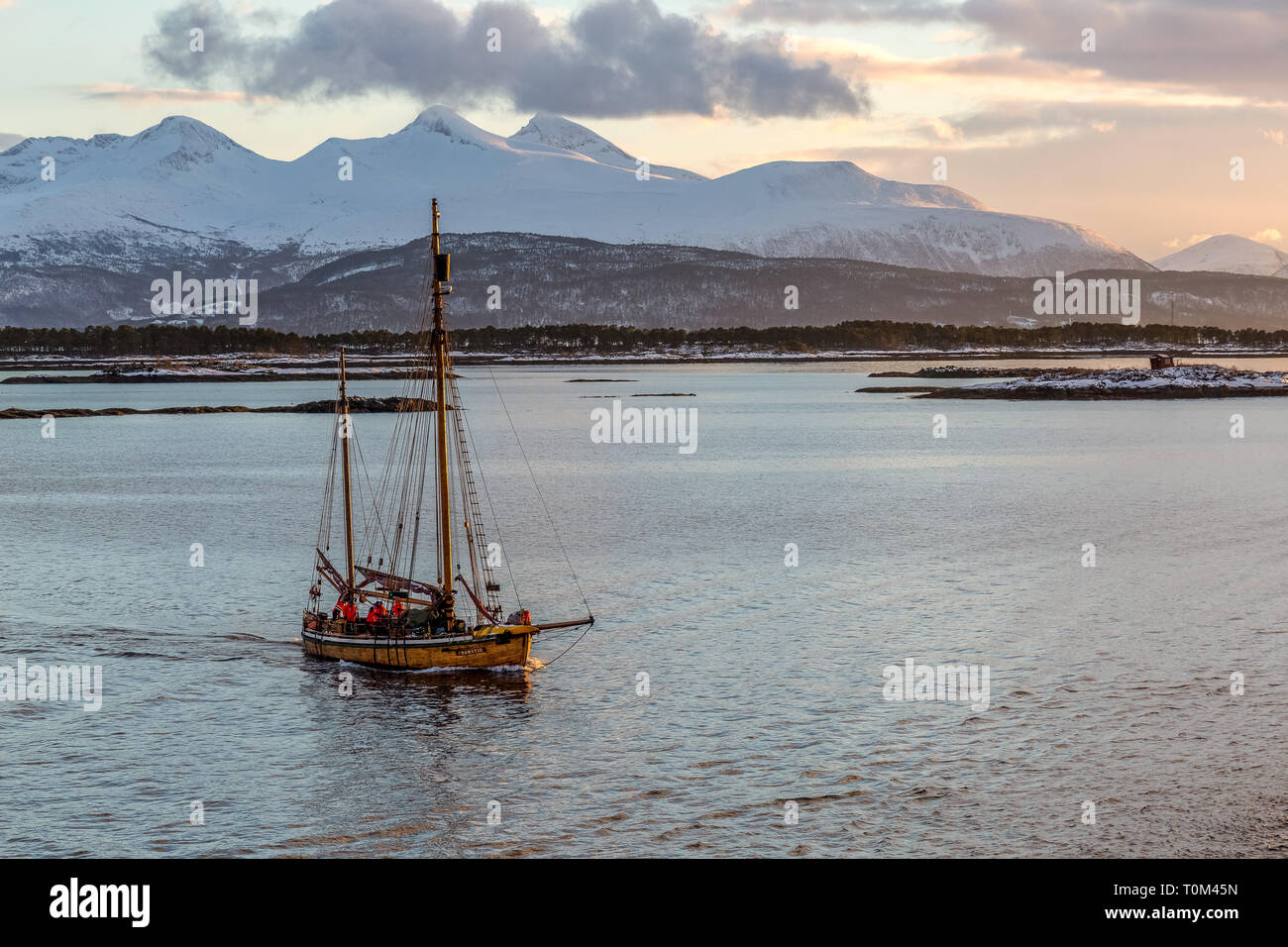 Wooden sailing ship hi-res stock photography and images - Alamy