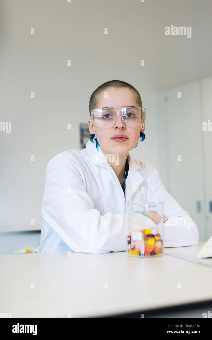 Experiment in science classroom hi-res stock photography and images - Alamy