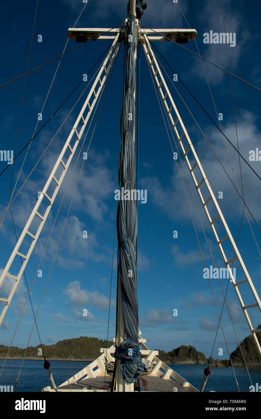 Raja ampat boat hi-res stock photography and images - Alamy