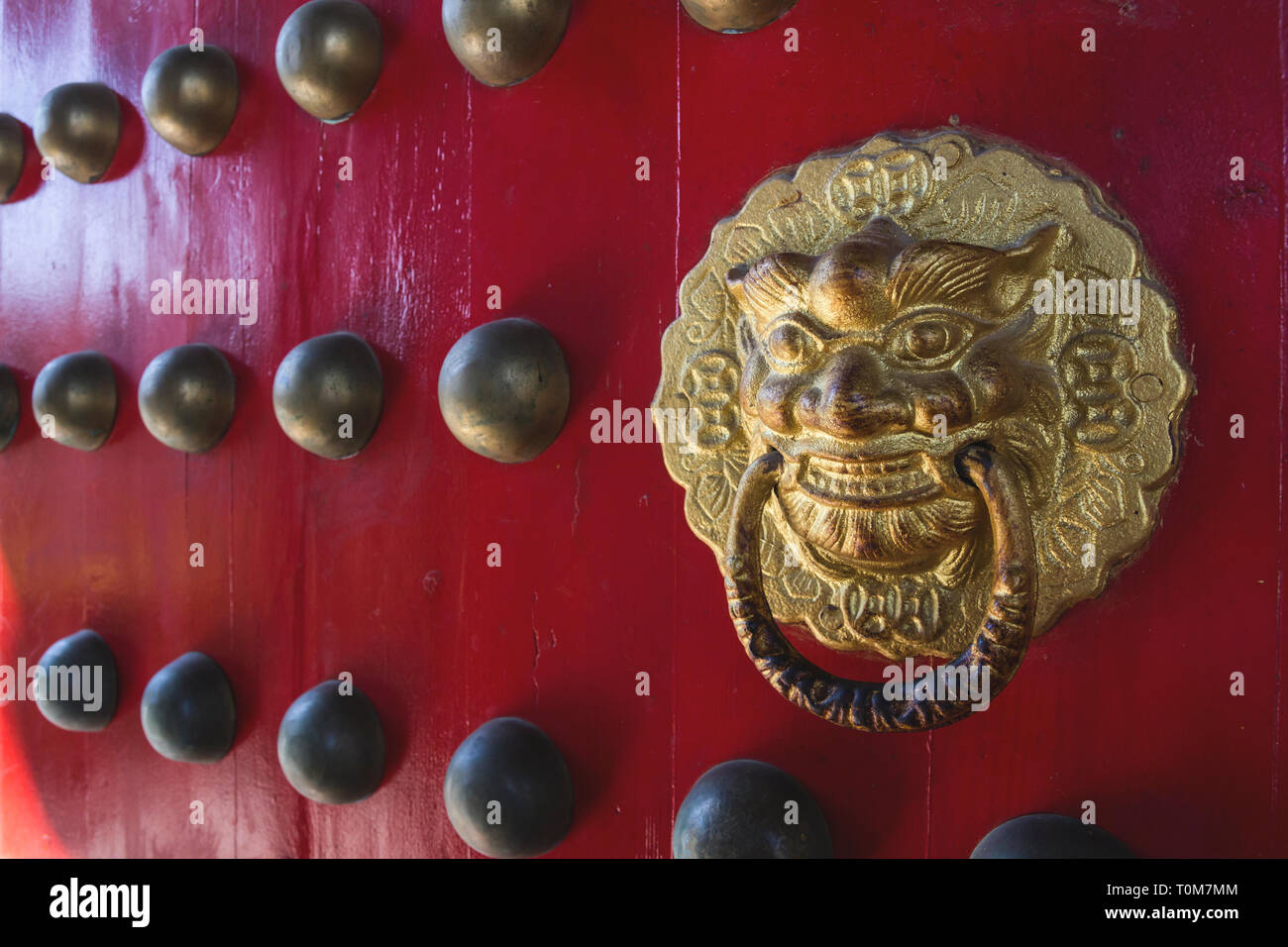 Traditional chinese door design door hi-res stock photography and ...