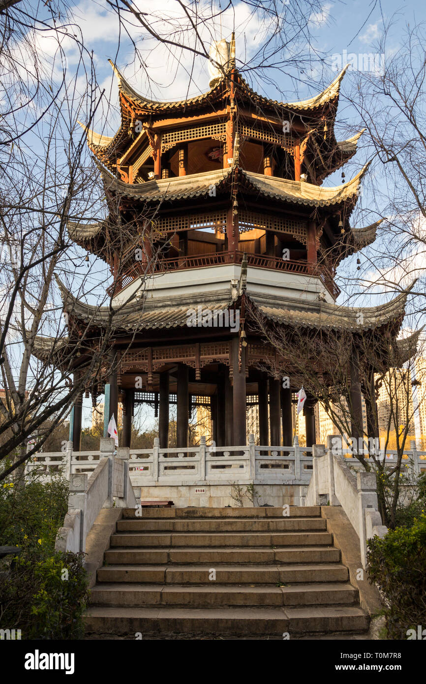 Chinese traditional pagoda style roof building hi-res stock photography ...