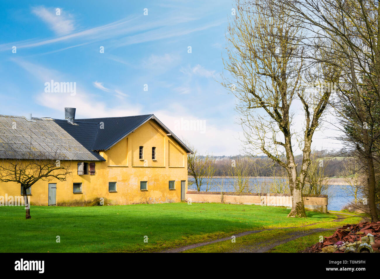 Yellow farm house hi-res stock photography and images - Alamy