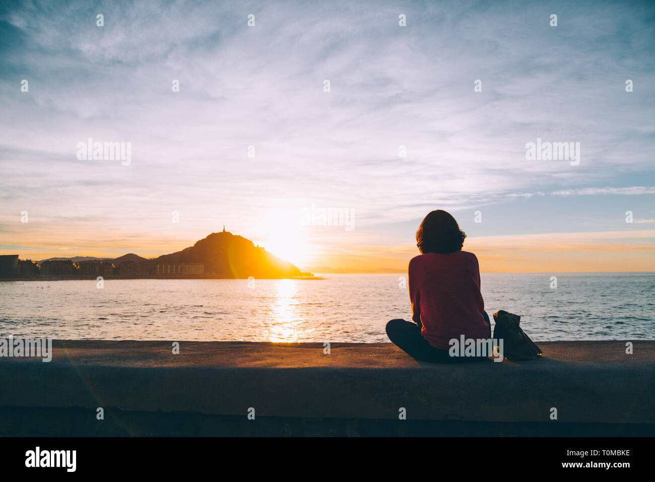 Silhouette of people sitting on the wall hi-res stock photography and ...