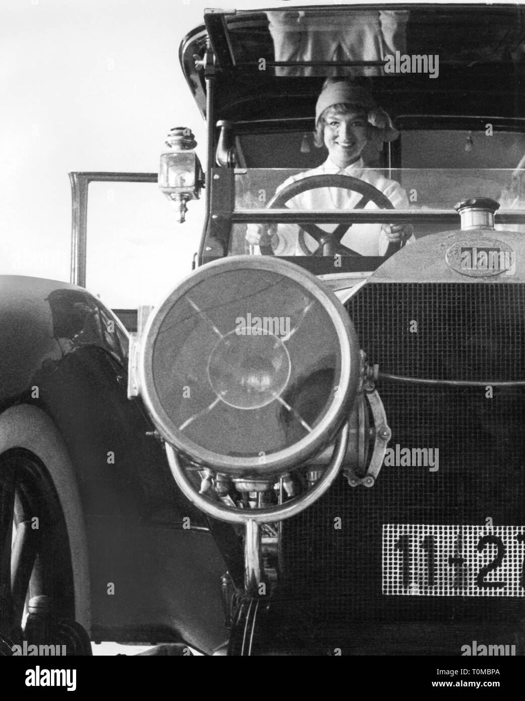 Female driver 1920s hi-res stock photography and images - Alamy