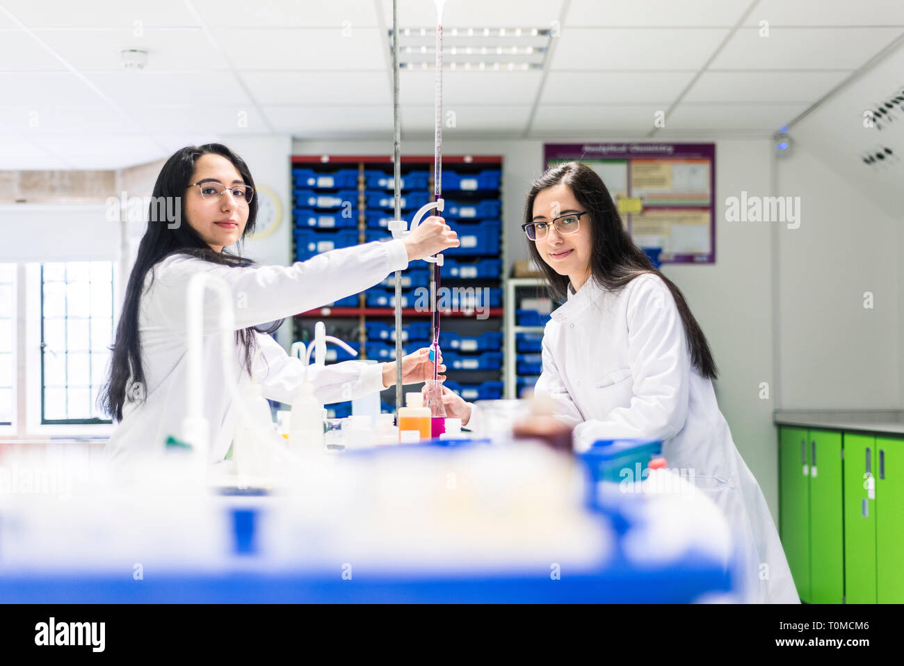 Science students in laboratory hi-res stock photography and images - Alamy