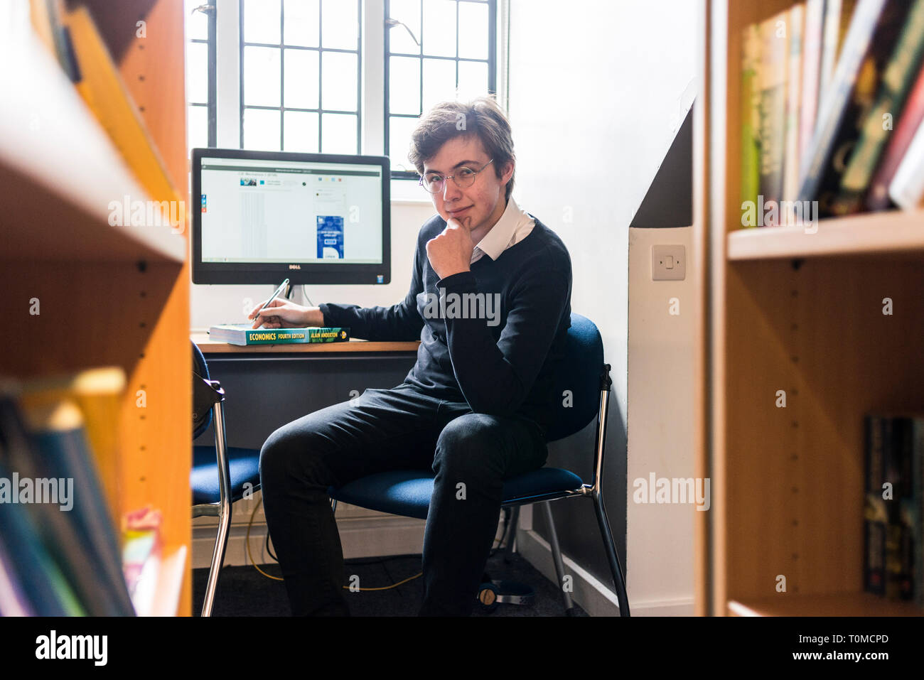 College library desk hi-res stock photography and images - Alamy
