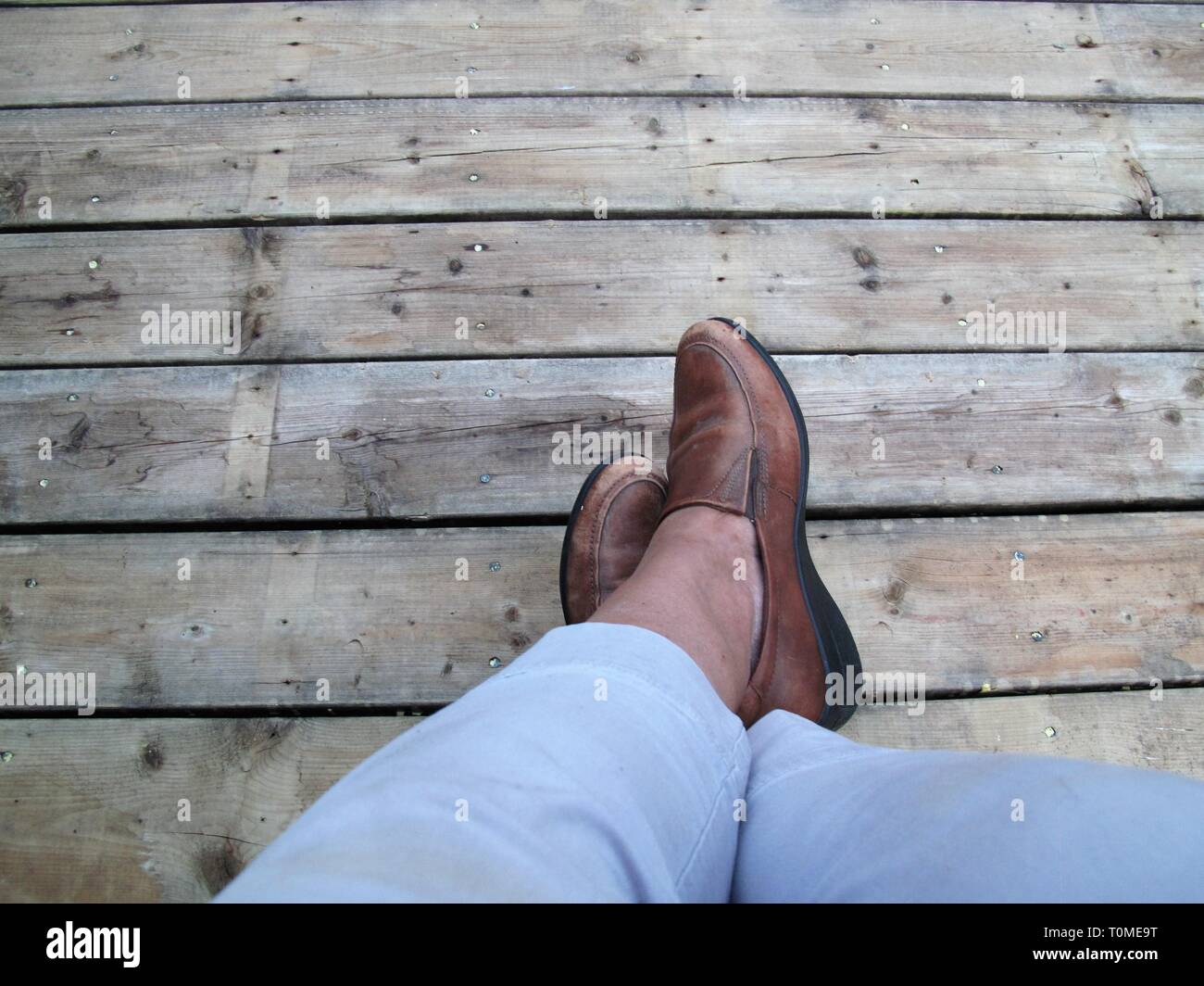 Feet crossed hi-res stock photography and images - Alamy