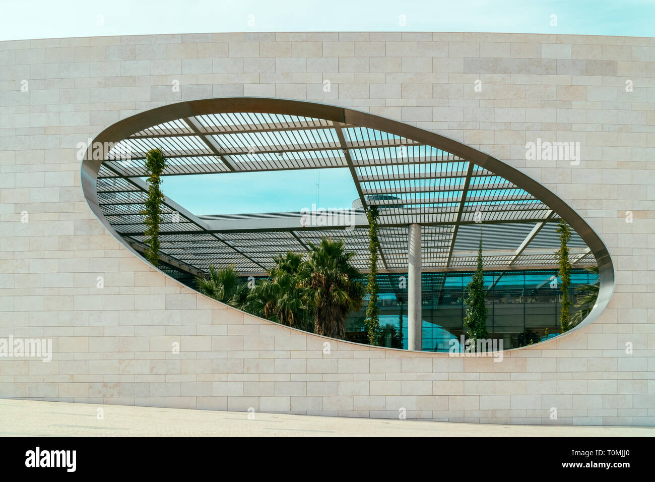 Concrete wall with round window hi-res stock photography and images - Alamy