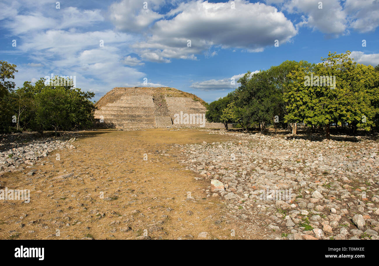 Mayan pyramid in Izamal, Mexico Stock Photo - Alamy