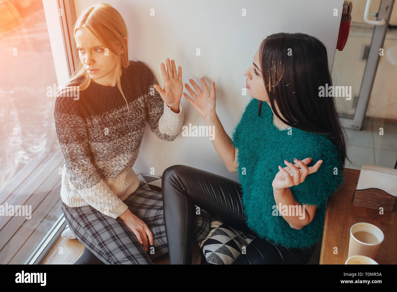 Two people screaming at each other hi-res stock photography and images - Alamy