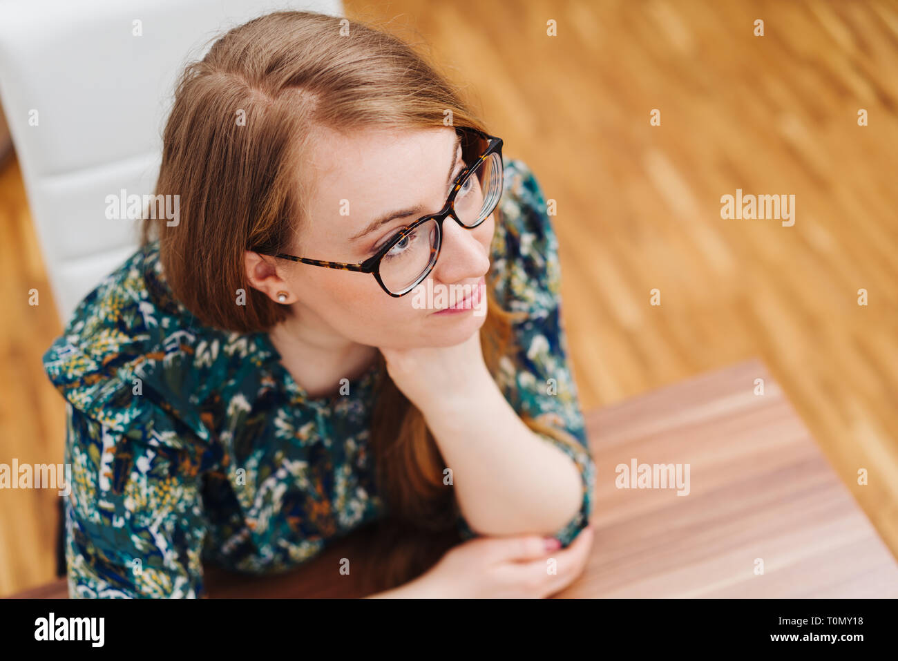 Cupping chin hi-res stock photography and images - Alamy