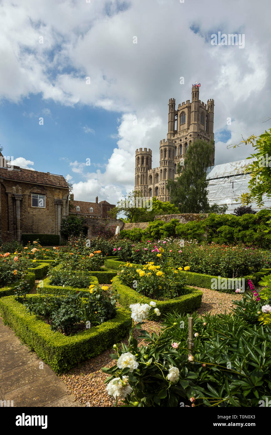 Cathedral garden hi-res stock photography and images - Alamy