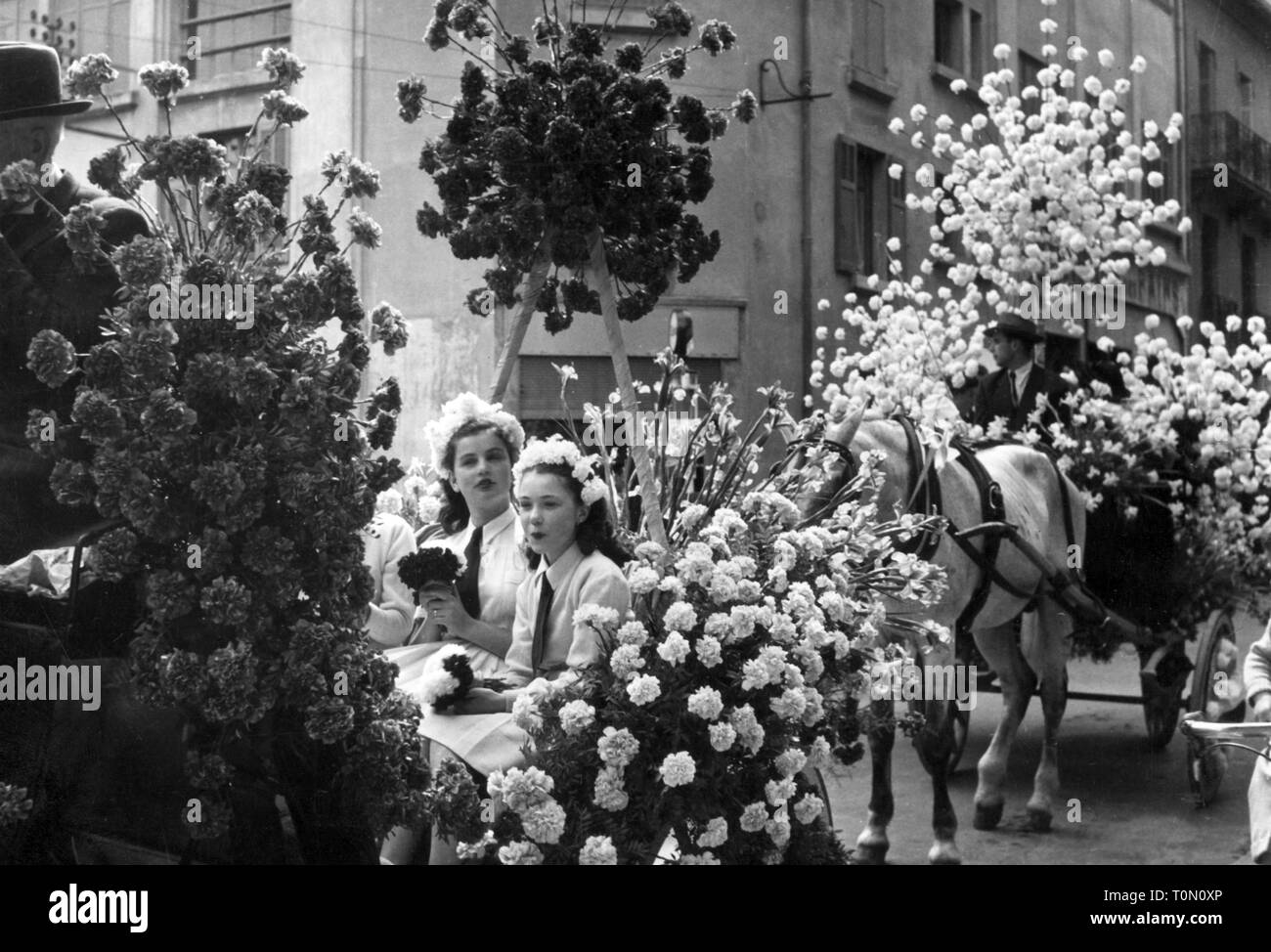 Children with flowers 1950s hi-res stock photography and images - Alamy