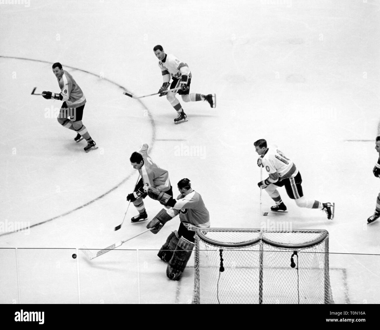 Ice hockey players in Black and White Stock Photos & Images - Alamy