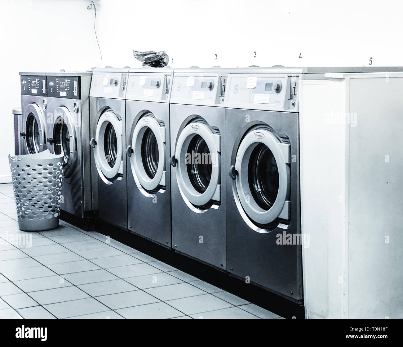 Old fashioned washing machine hi-res stock photography and images - Alamy