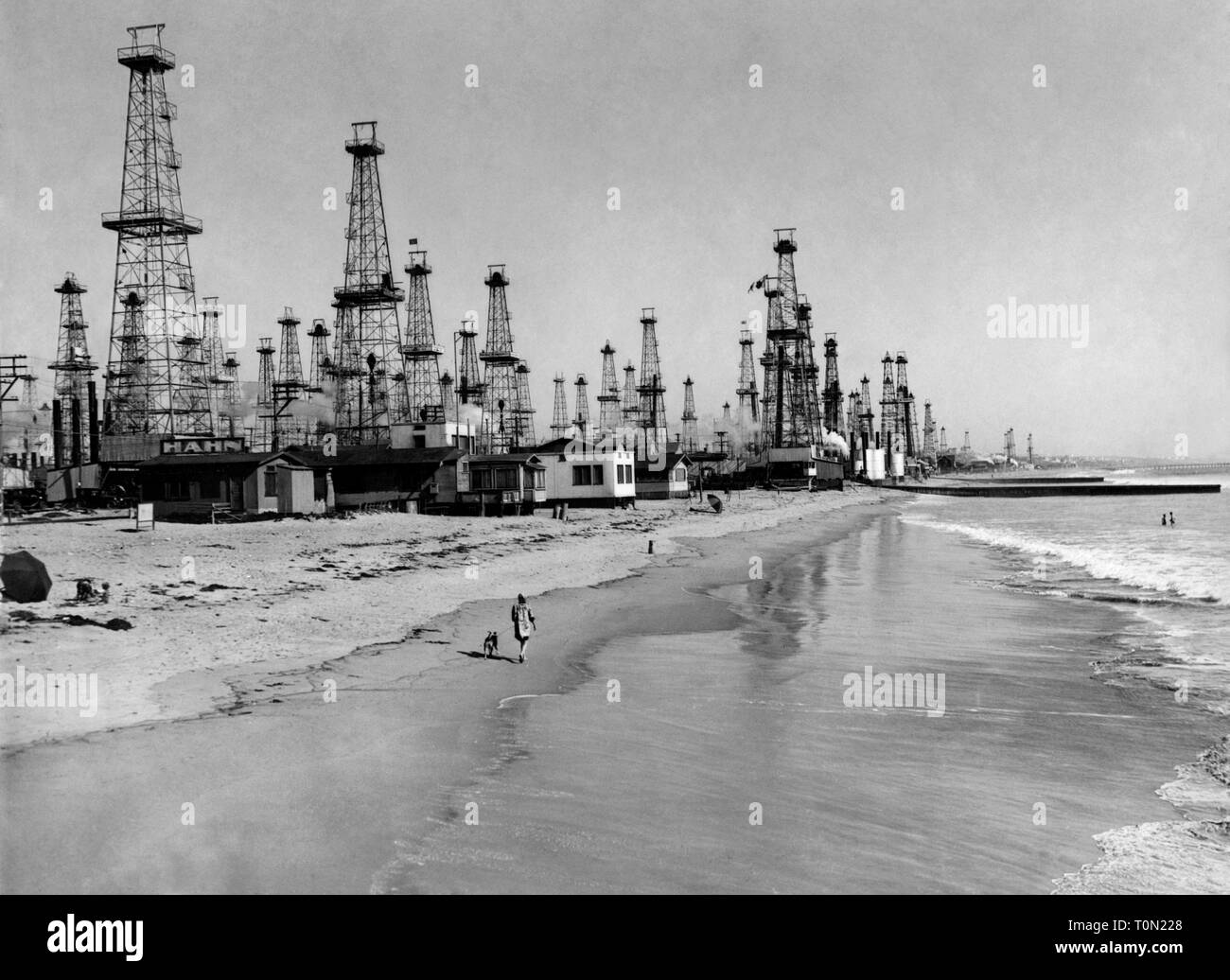 Oil wells 20th century hi-res stock photography and images - Alamy