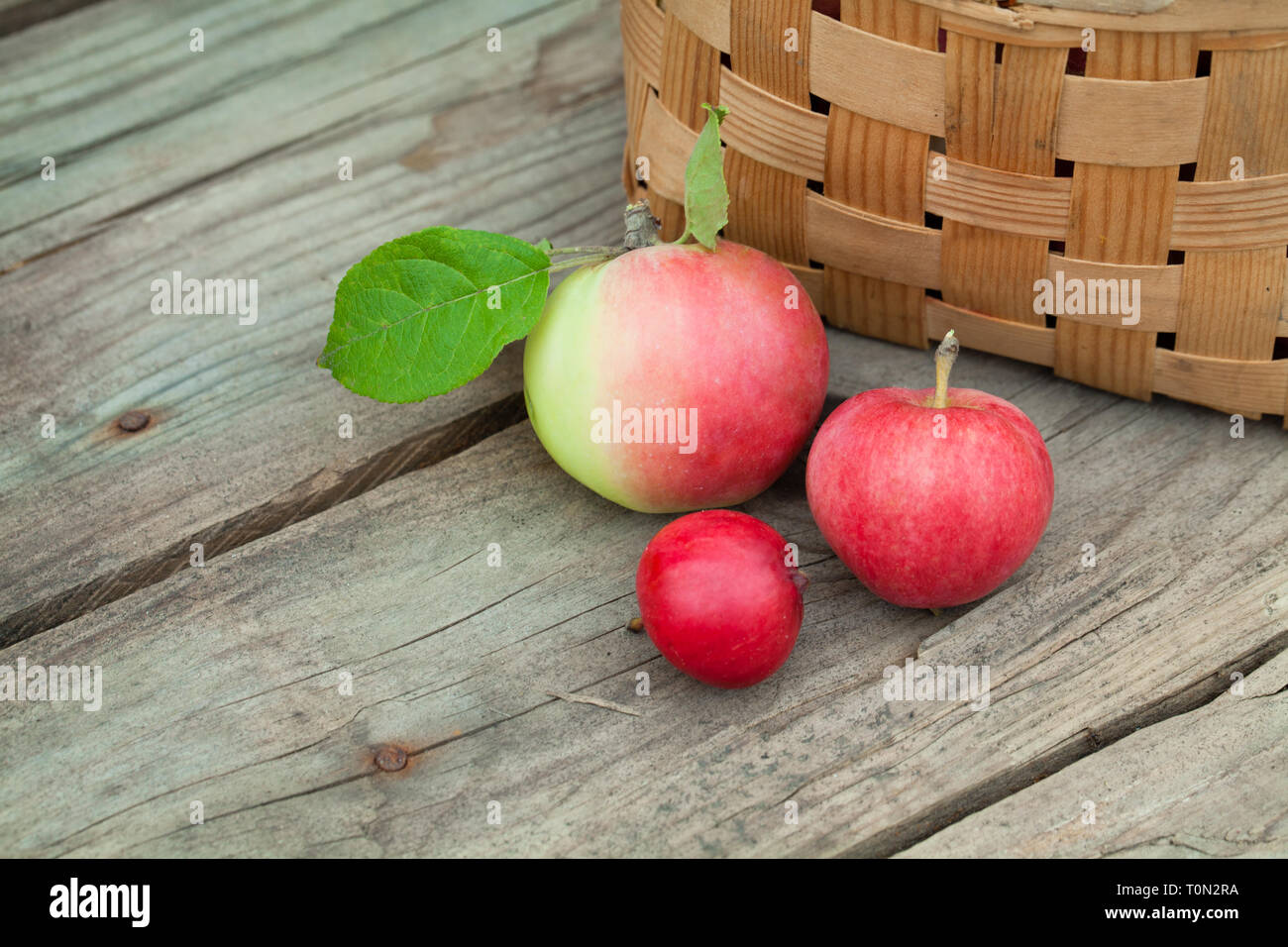 Red apples in basket hi-res stock photography and images - Alamy