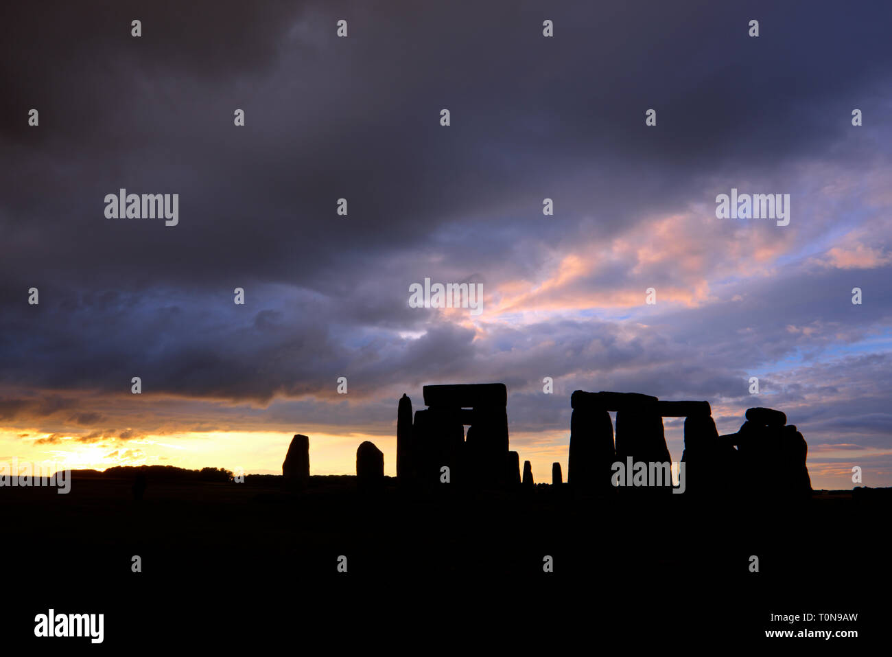 Stonehenge sunset wiltshire england hi-res stock photography and images ...