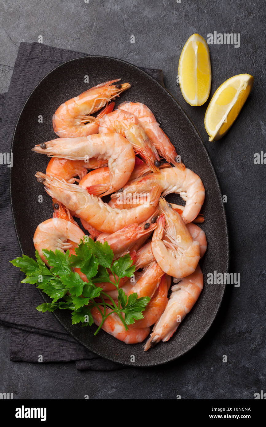 Steamed tiger shrimps with parsley and lemon. Top view Stock Photo - Alamy